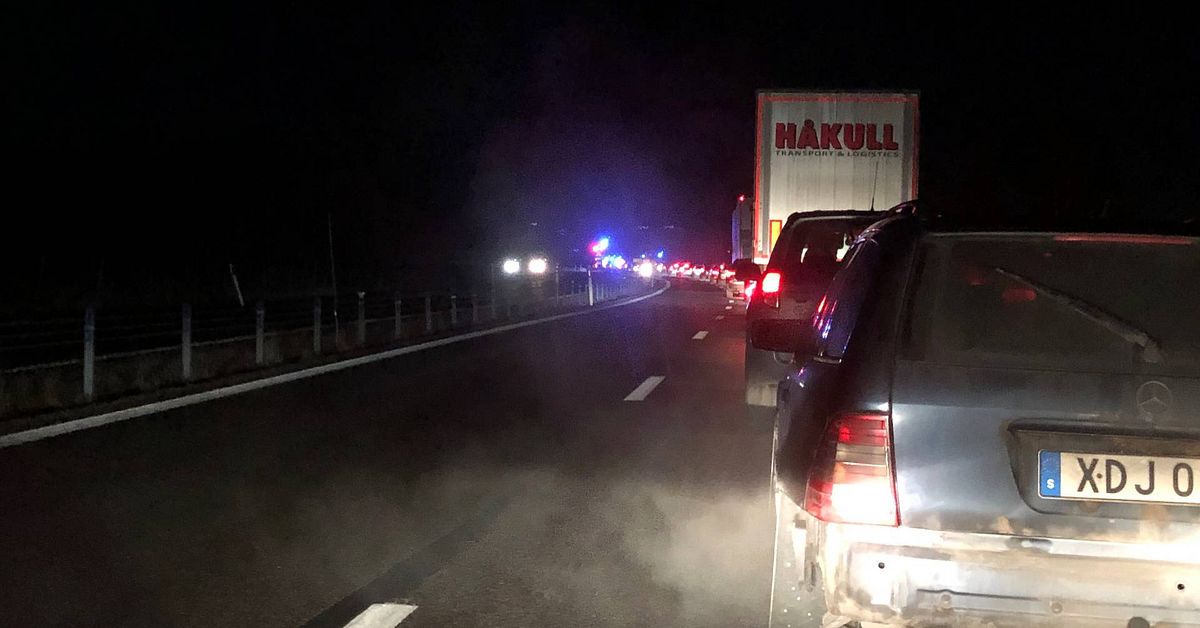 Personbil och A-traktor i krock – tre inblandade i olycka på E4 | SVT Nyheter