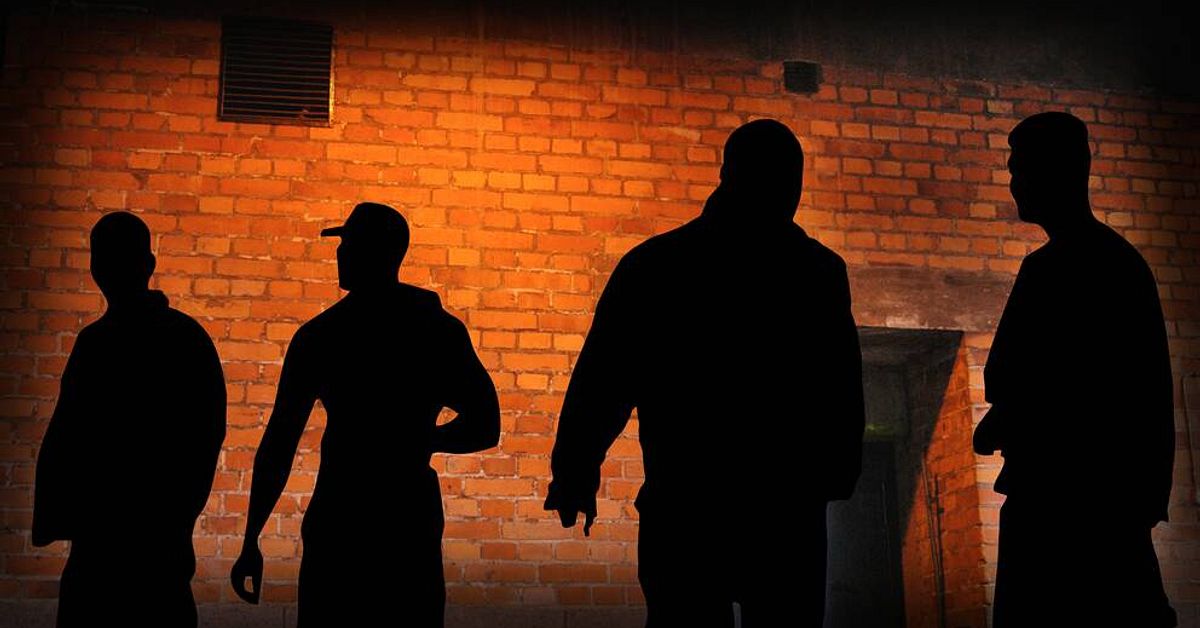 Tre män häktade för grovt vapenbrott och grovt olaga hot i Gävle | SVT ... Tre män häktade för grovt vapenbrott och grovt olaga hot i Gävle | SVT ...