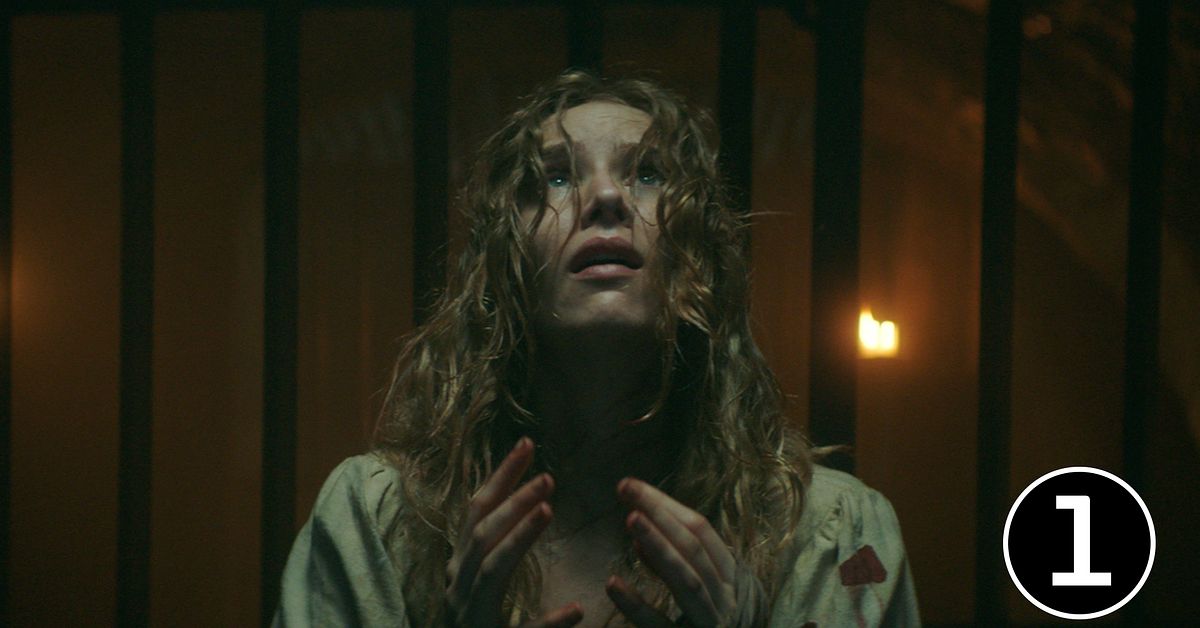 Splatter, uselt skådespeleri och lite naket i The reckoning | SVT Nyheter