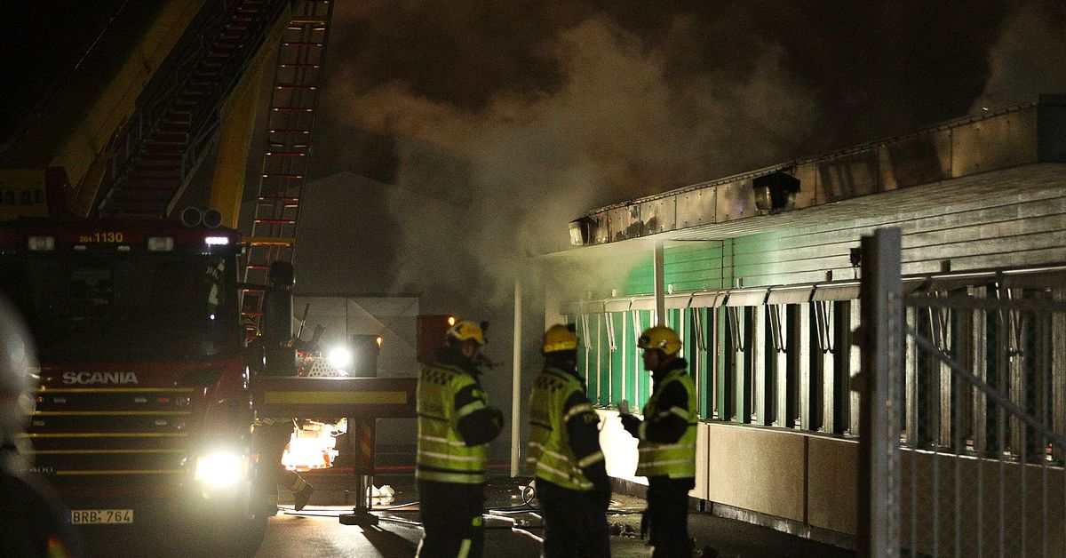 Fullt utvecklad brand i industrilokal i Helsingborg | SVT Nyheter