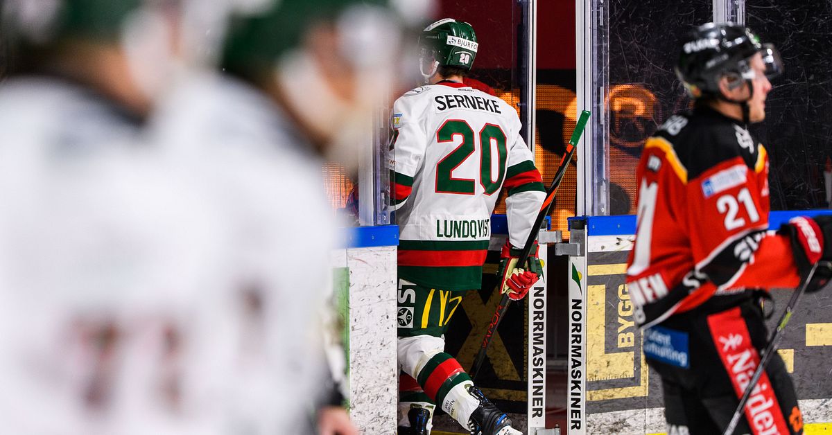 Ishockey: Joel Lundqvist fick matchstraff efter huvudtackling | SVT Sport