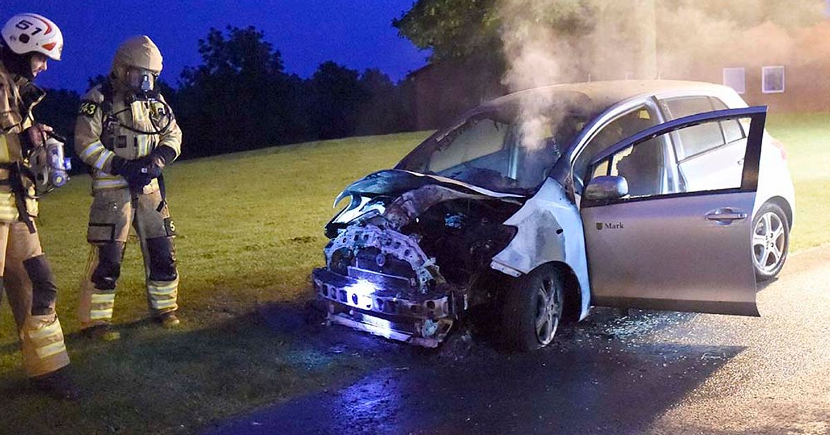 Bil från hemtjänsten brann i Skene | SVT Nyheter