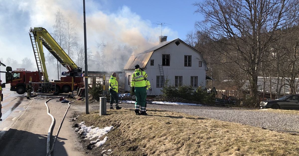 Kraftig villabrand i Lesjöfors | SVT Nyheter