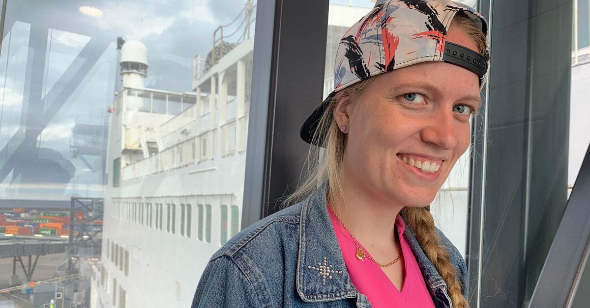 Caroline blir pandemins första fotpassagerare på Grenåfärjan | SVT Nyheter
