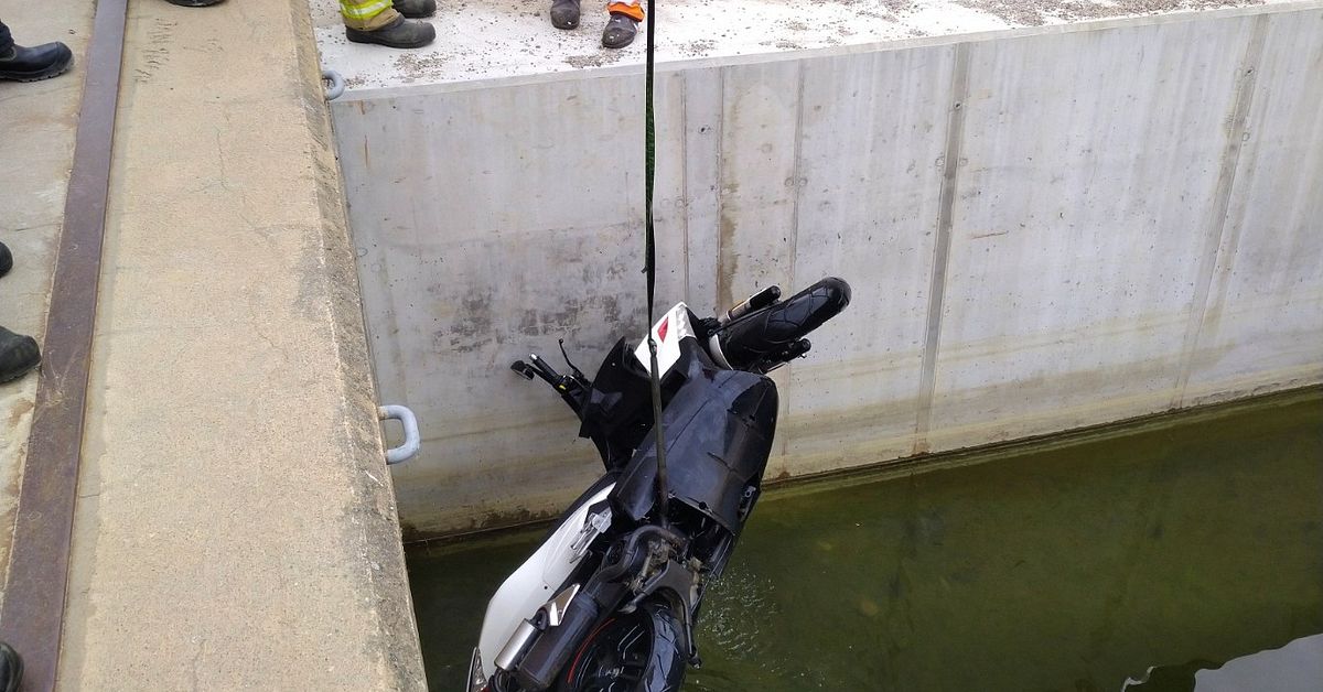 Räddningstjänsten fiskar upp moped i Hudiksvalls småbåtshamn | SVT Nyheter