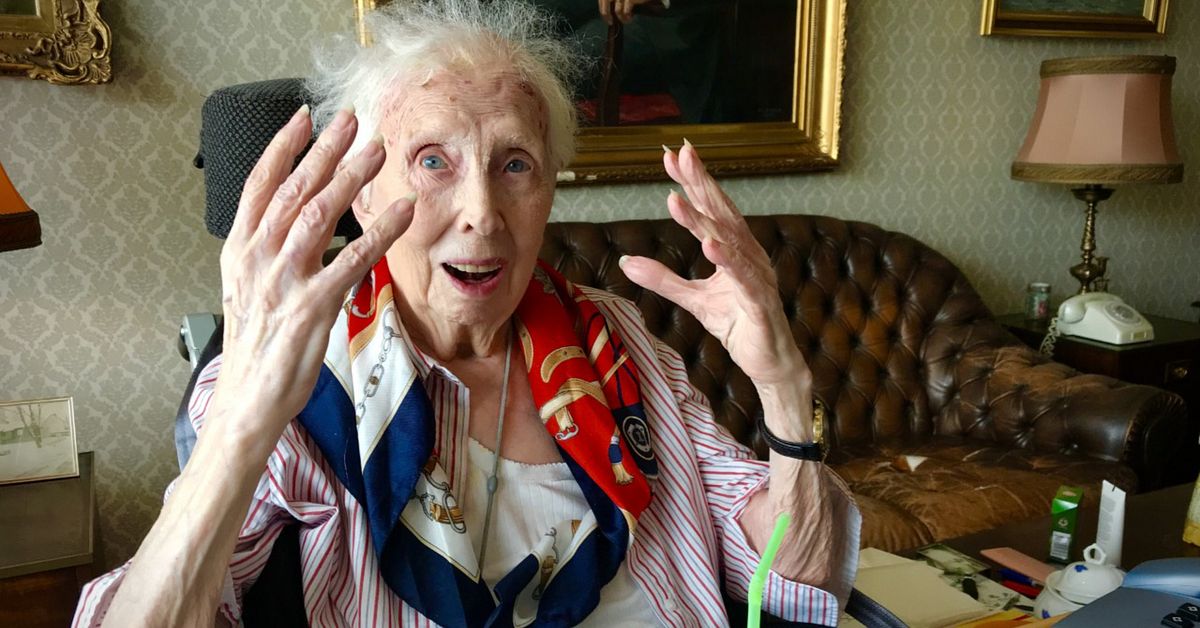 Inger, 98, har inte varit ute på ett halvår – vägras trapphiss | SVT ...