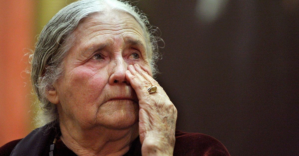 Doris Lessing avlyssnad och skuggad | SVT Nyheter