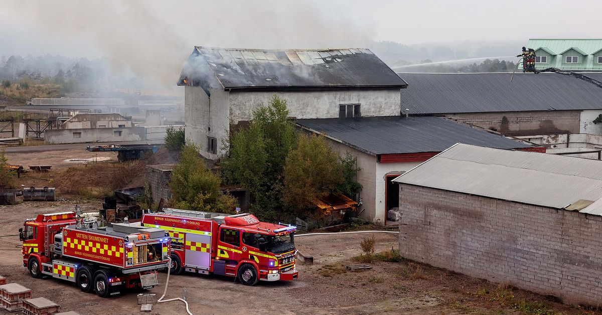 Kraftig brand i industrilokal i Ale | SVT Nyheter