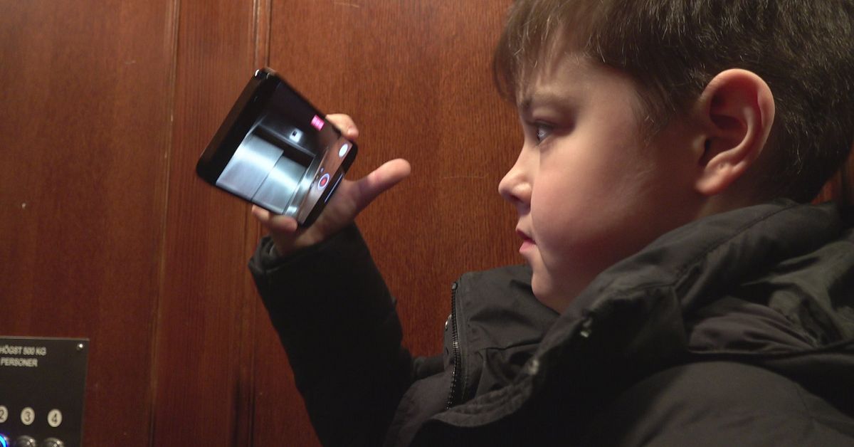 Se när Södertäljes inofficiella hissinspektör, Alexander 11 år ...