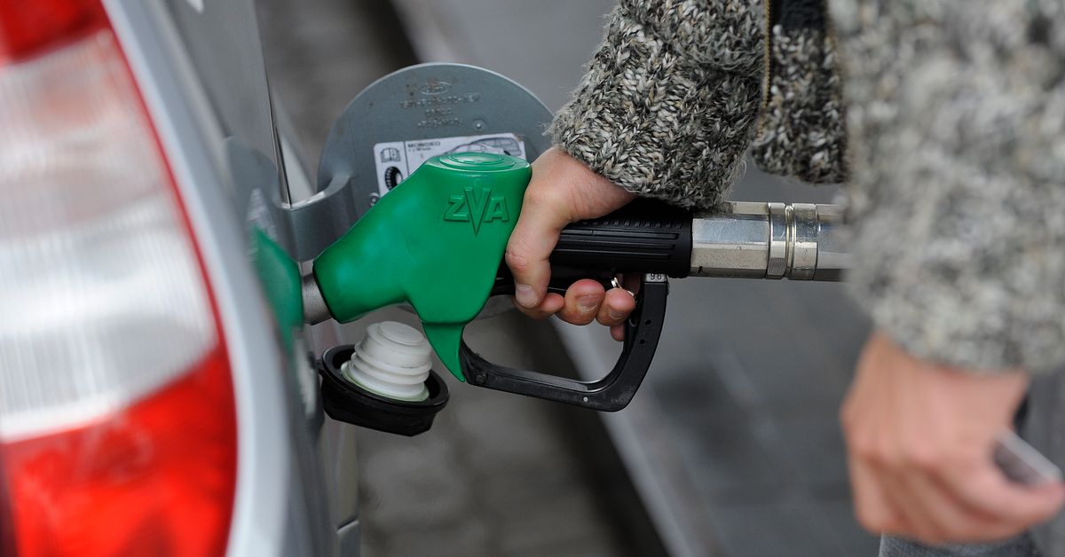 Bensin- och dieselpriset skenar | SVT Nyheter