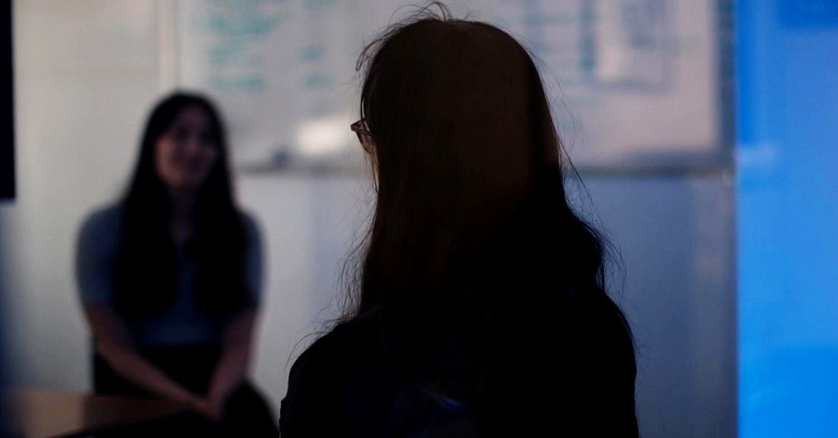 Abby, 18, är trans – utsätts för ständiga omvändelseförsök | SVT Nyheter