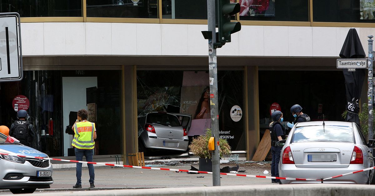 Bil körde in i folksamling i Berlin | SVT Nyheter