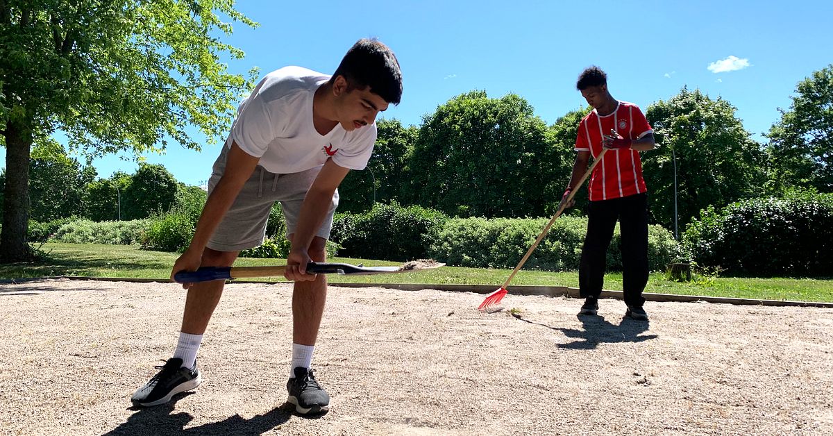 Äldre möter unga sommarjobbare som hjälper till med trädgårdsarbetet ...