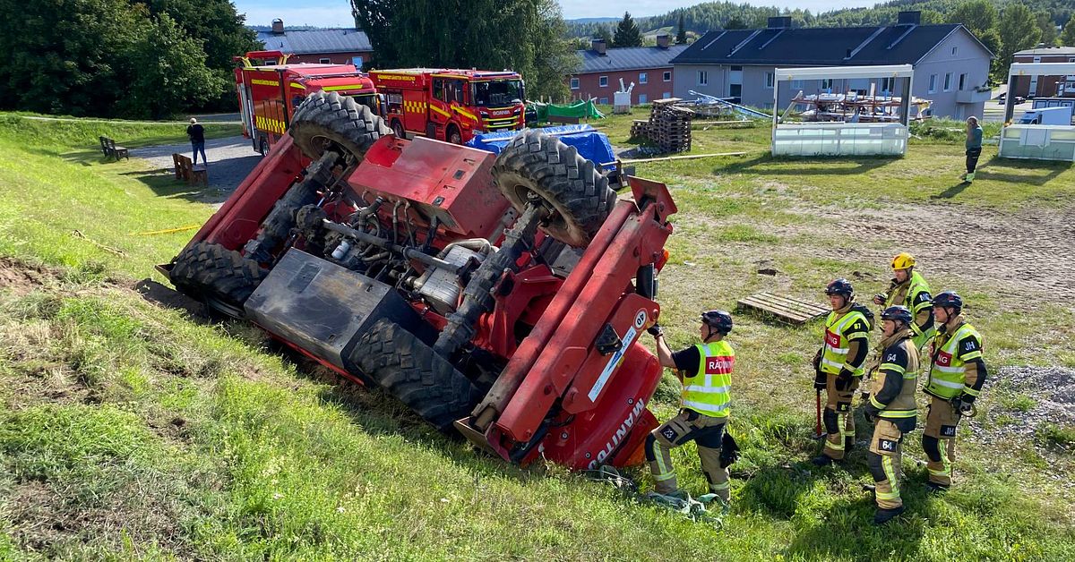 Lyftkran välte i Sundsbruk – en person skadad | SVT Nyheter
