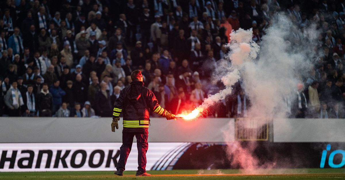 Fotboll: Skandalscener i Malmö efter att bengaler kastats in | SVT Sport