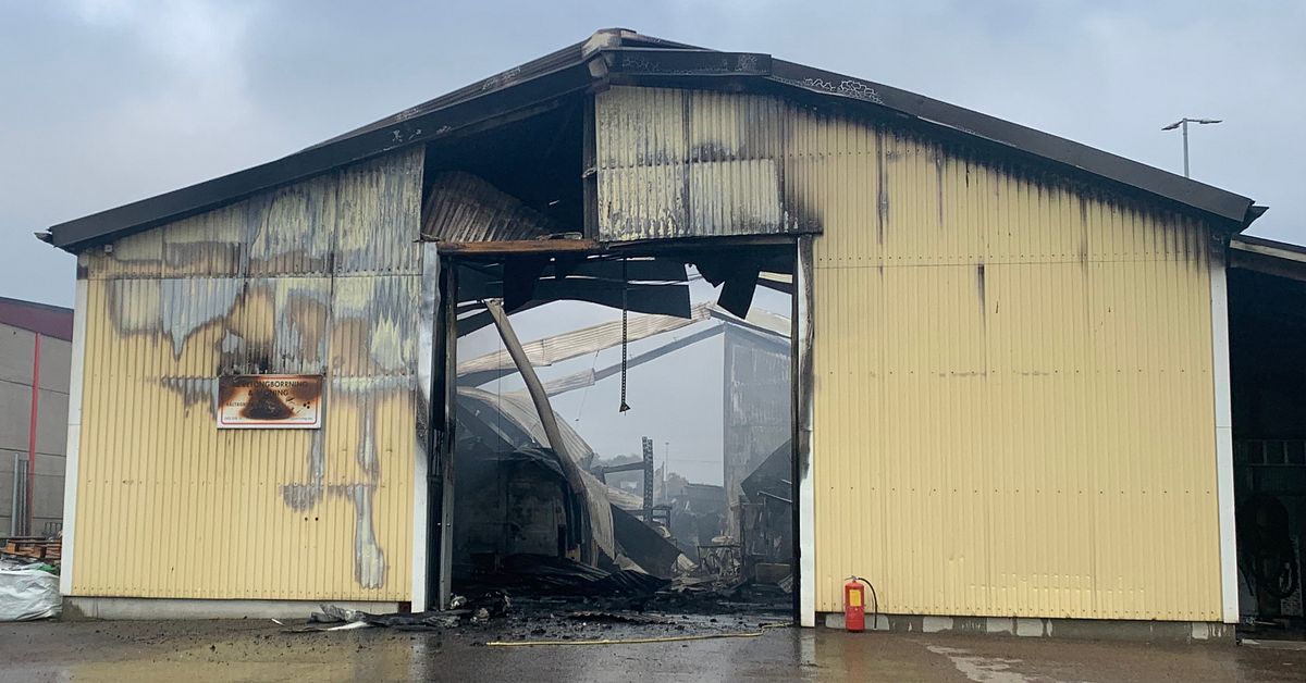 Industrilokal i Åstorp totalförstörd i kraftig brand | SVT Nyheter
