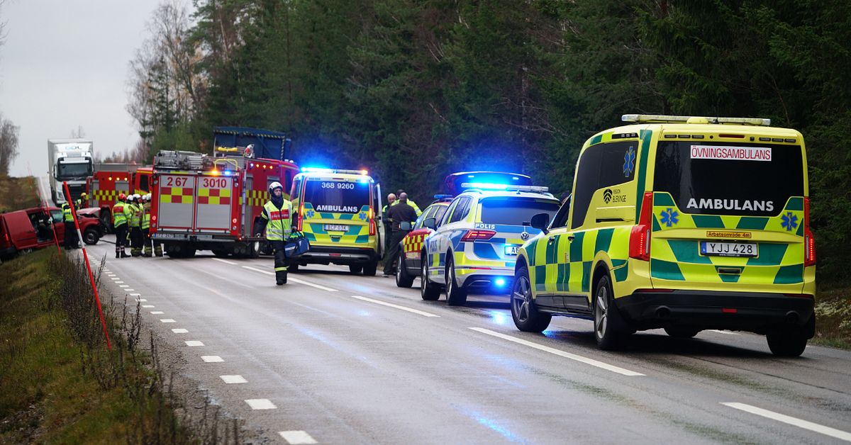 Personbil och lastbil i krock utanför Lessebo – en person förd till ...