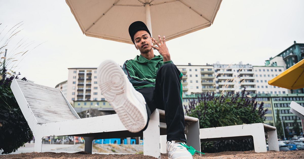 B.Baby rappar om sin verklighet på EP:n ”En unge” | SVT Nyheter