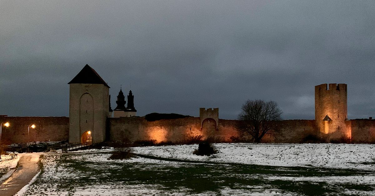 Orange ljus lyser upp Visby ringmur | SVT Nyheter