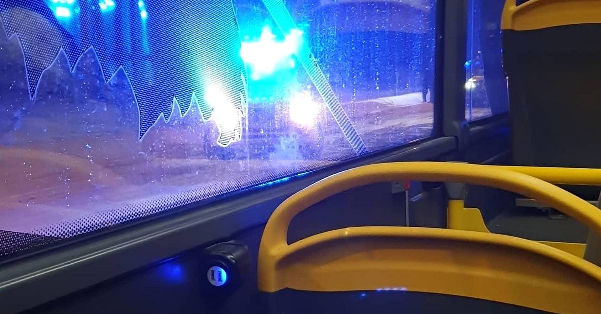 Åtta Personer Till Sjukhus Efter Trafikolycka I Umeå Ung Man