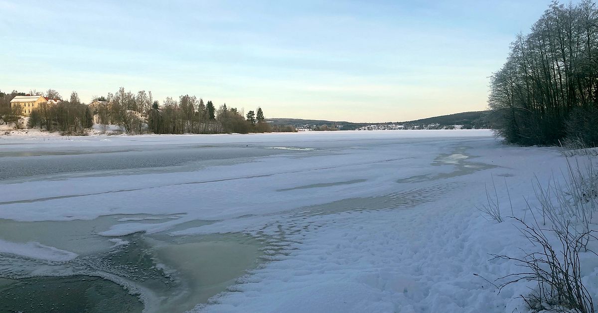 Man död när skoter gick genom isen utanför Matfors | SVT Nyheter