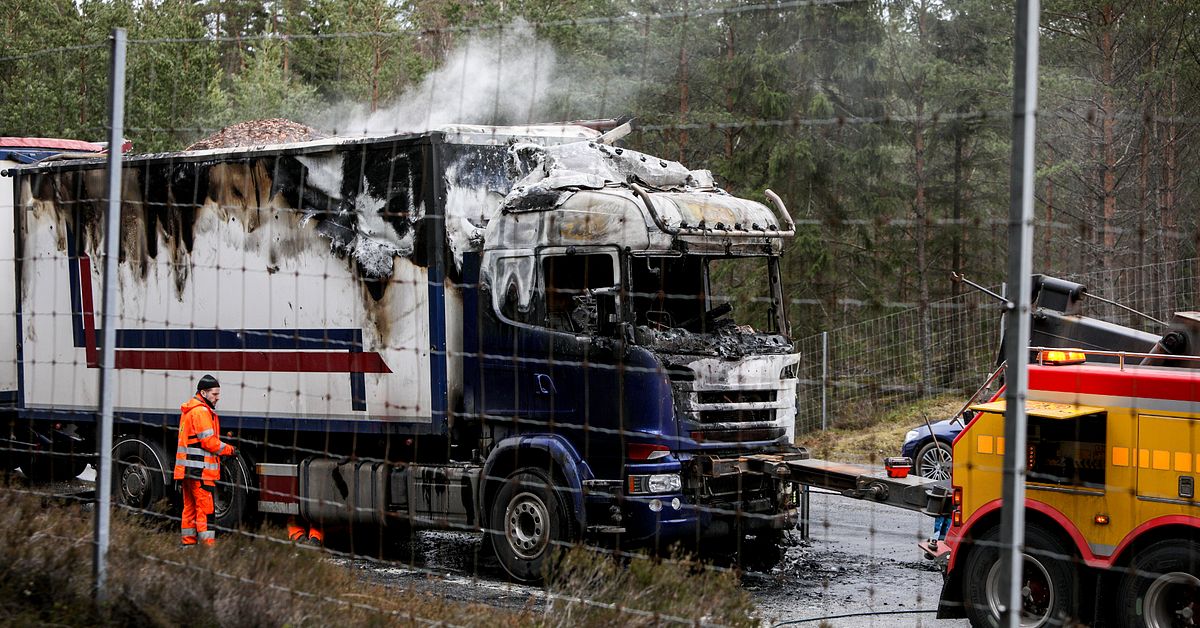 Brand i lastbil lastad med flis – riksväg 40 vid Axamo avstängd | SVT ...