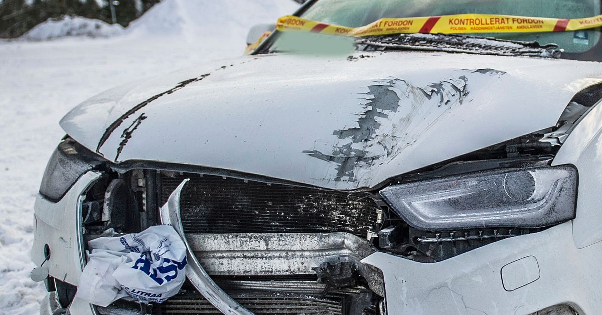 Polisjakt utanför Avesta slutade i diket – misstänkta sprang in i ...