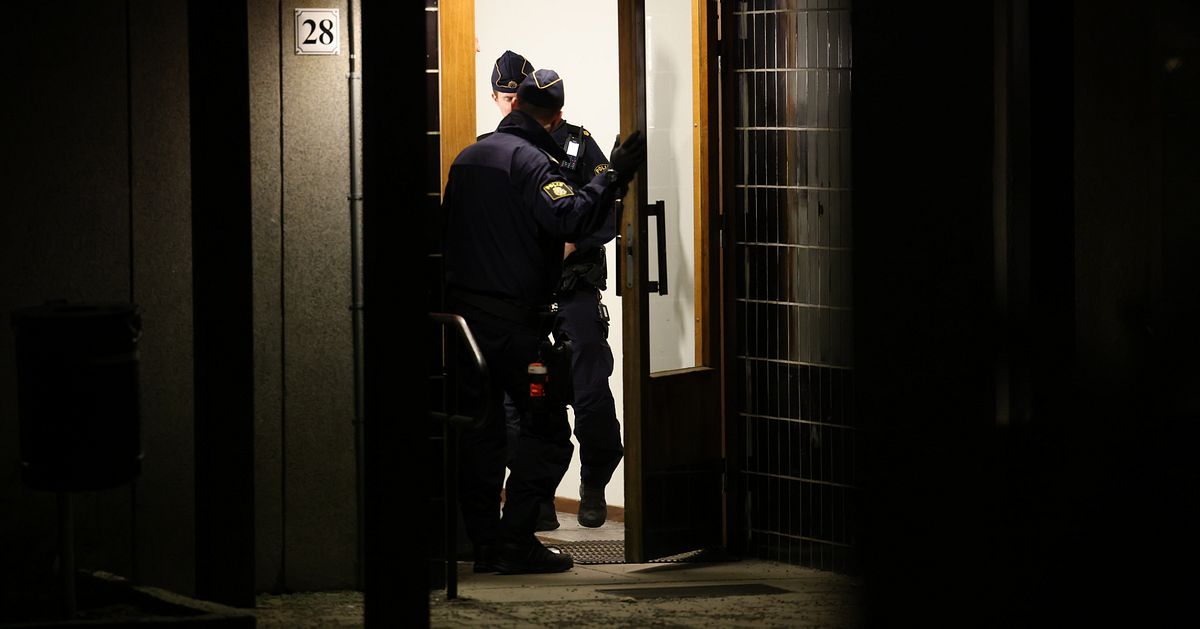 Sköt Mot ”fel” Dörr I Farsta Två Män Döms Till Fängelse Svt Nyheter