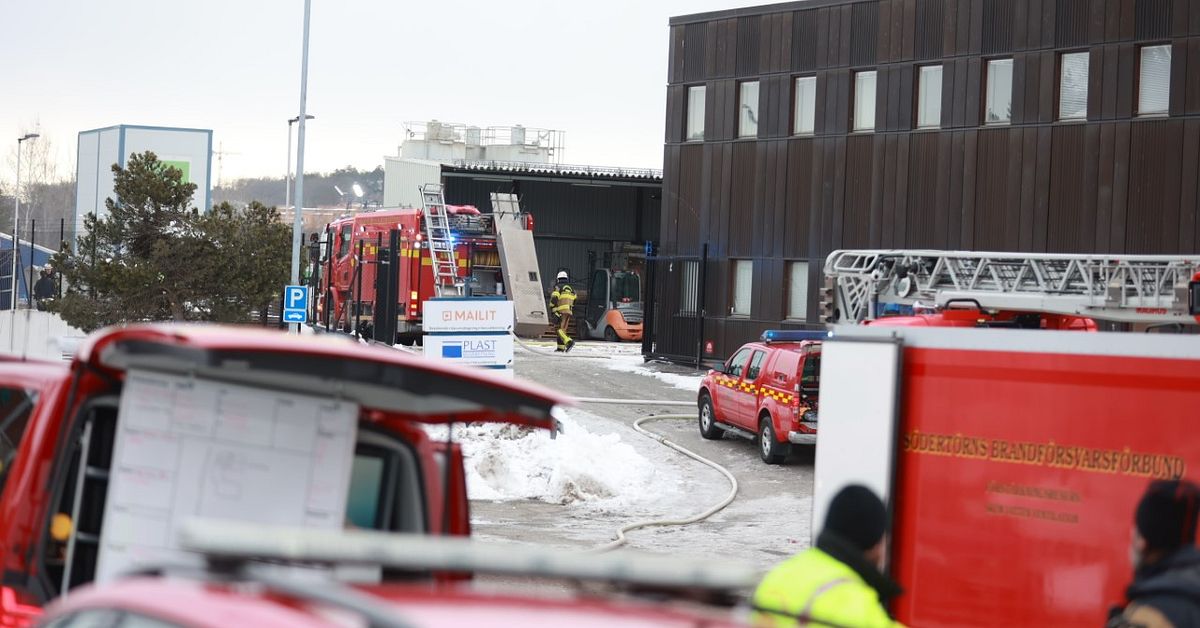 Brand i industrilokal i Botkyrka | SVT Nyheter