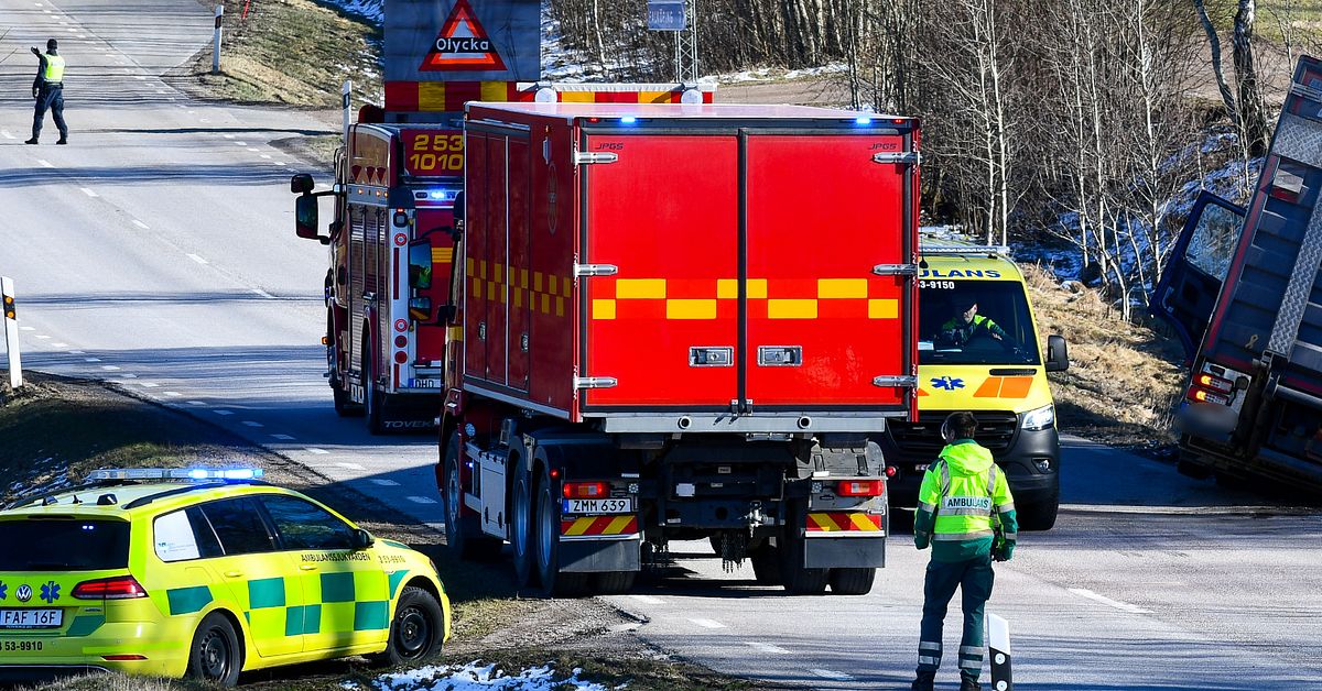 Frontalkrock mellan personbil och lastbil | SVT Nyheter
