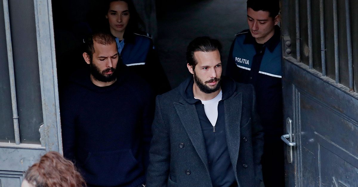 Andrew Tate har släppts ur fängelse – sätts i husarrest | SVT Nyheter
