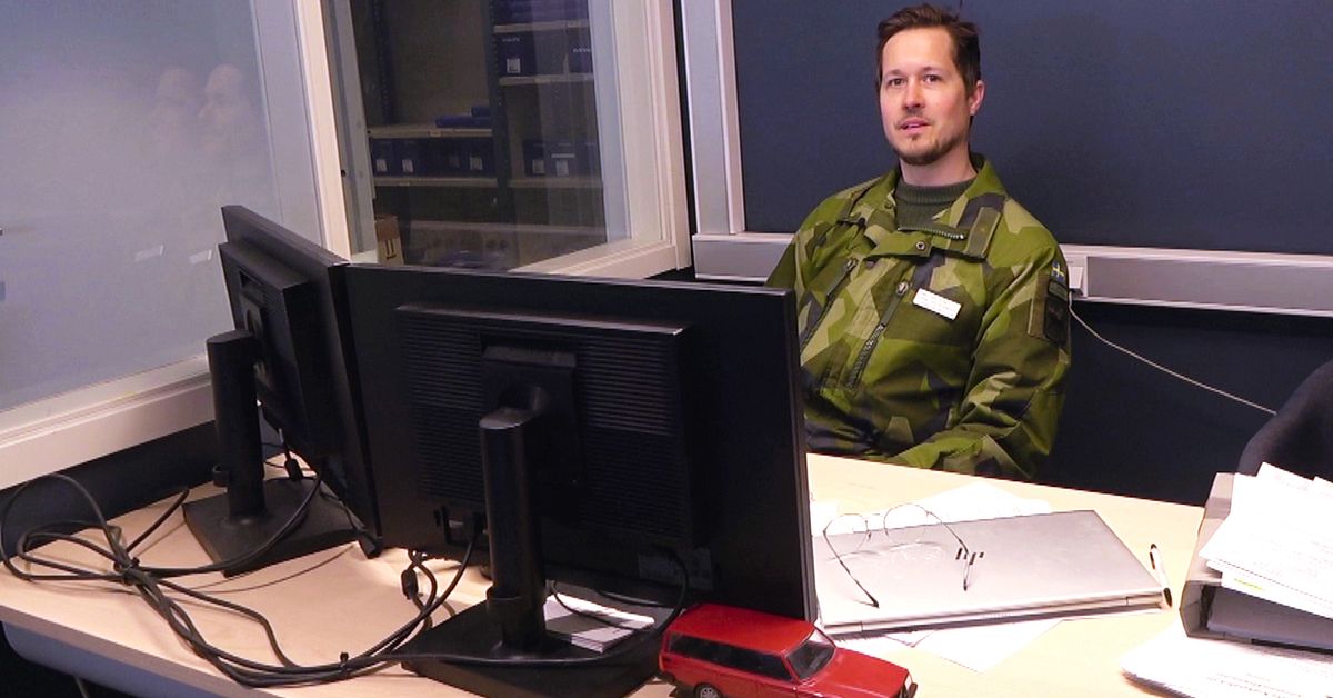 Från kontoret i Boden till vildmarken – Emil försvarar Sverige efter jobbet | SVT Nyheter