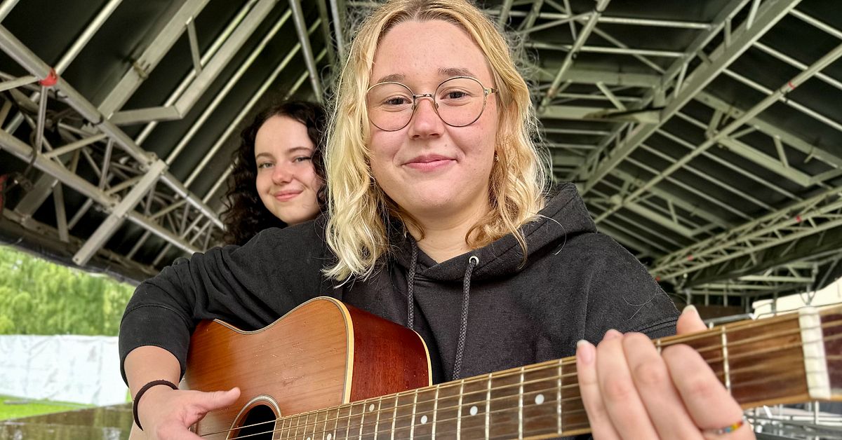 Sara och Jonna bygger sin egen scen på Trästockfestivalen i Skellefteå ...