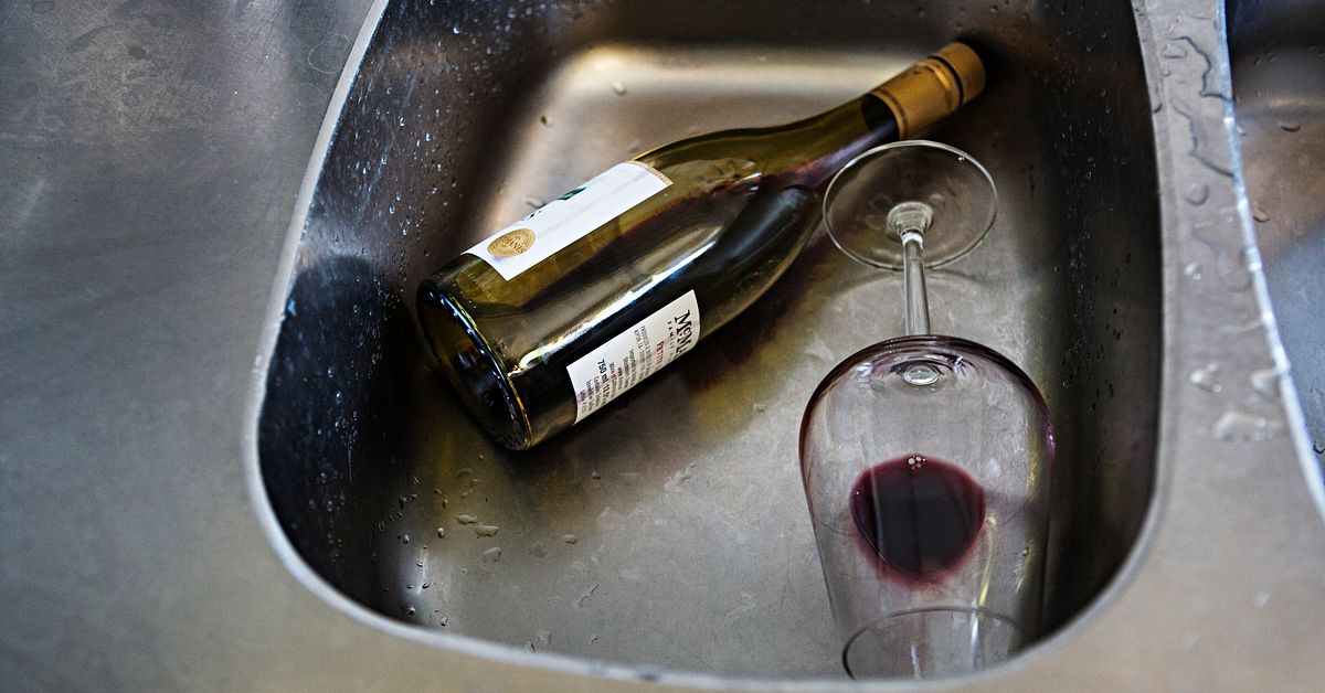 ”Har man varit beroende av alkohol kan man aldrig mer dricka” | SVT Nyheter