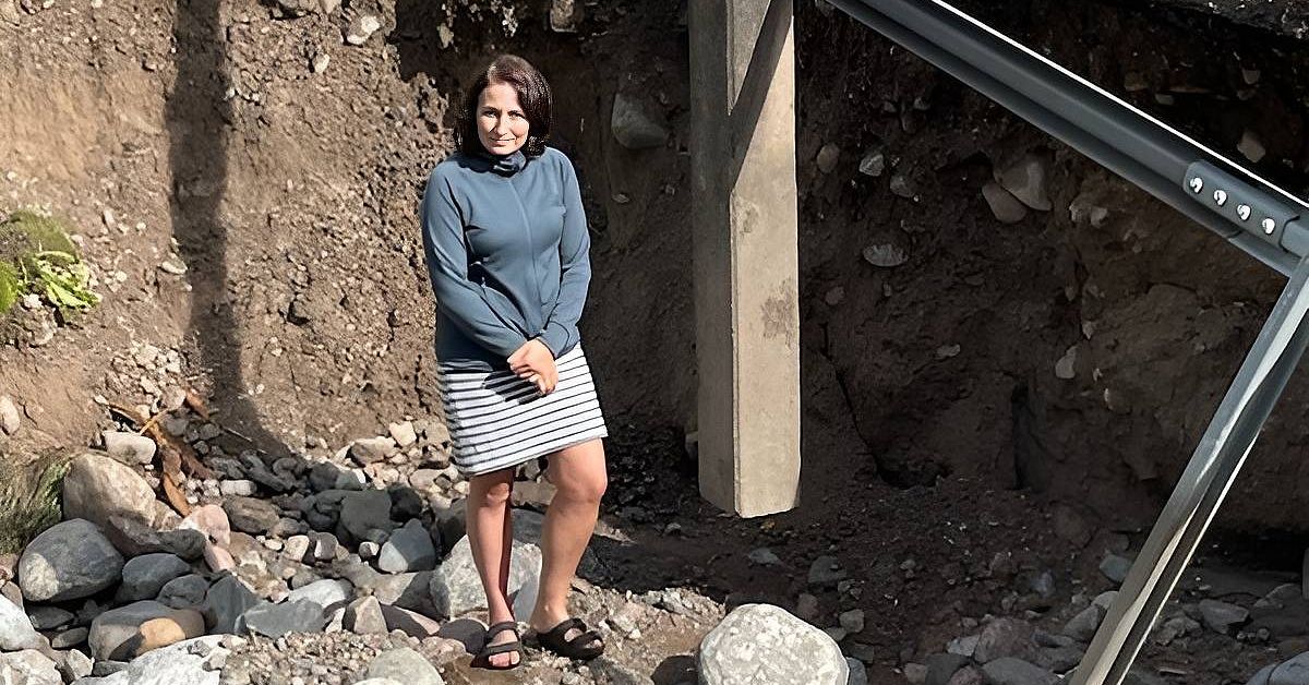 Resultatet efter regnovädret – Carinas uppfart spolades bort i Åmål | SVT Nyheter