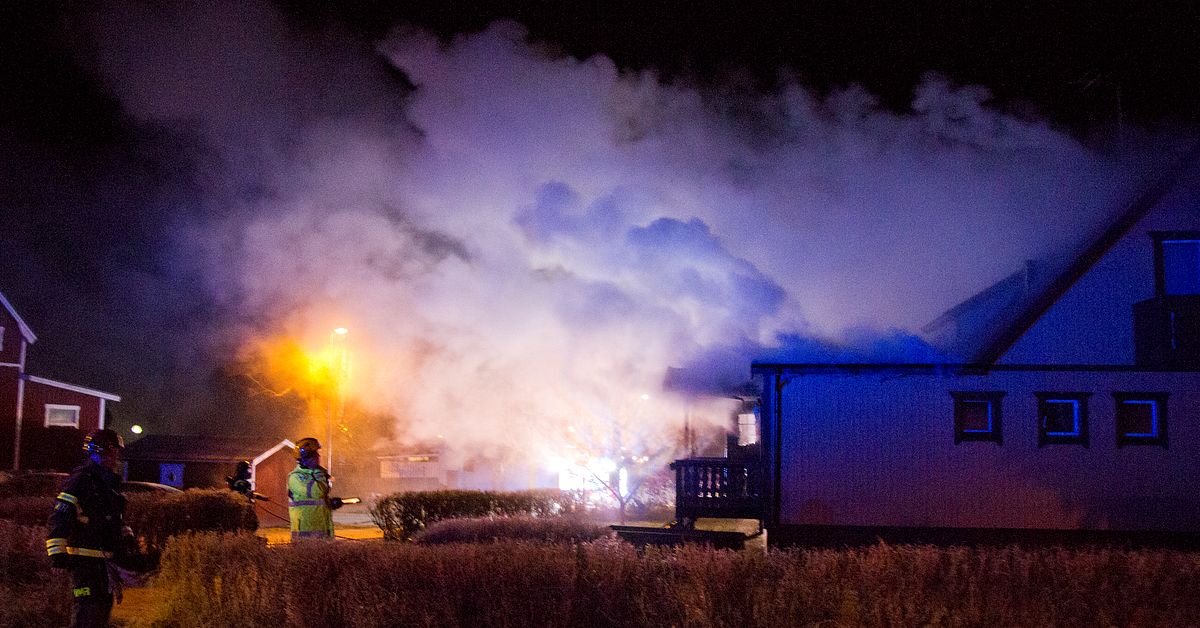 Kraftig villabrand i Sandviken | SVT Nyheter
