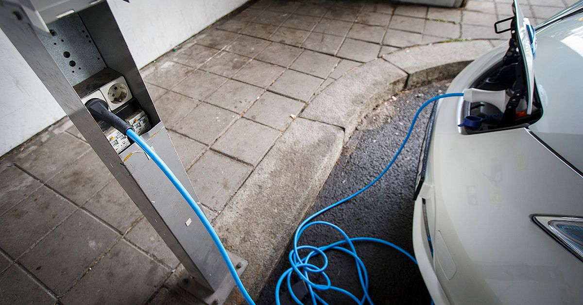 Laddstolpar för elbilar blir allt vanligare | SVT Nyheter