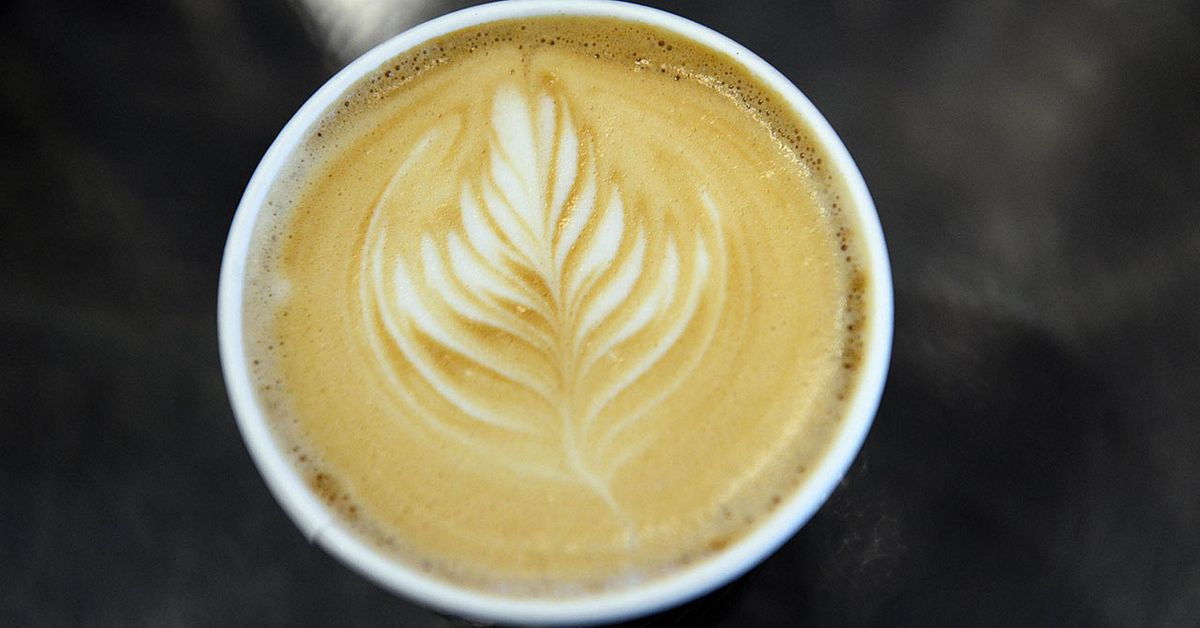 Lika mycket socker i smaksatt kaffe som i läsk | SVT Nyheter