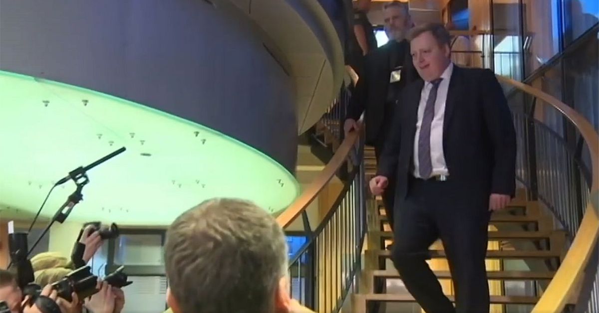 Islands statsminister lämnar över makten | SVT Nyheter