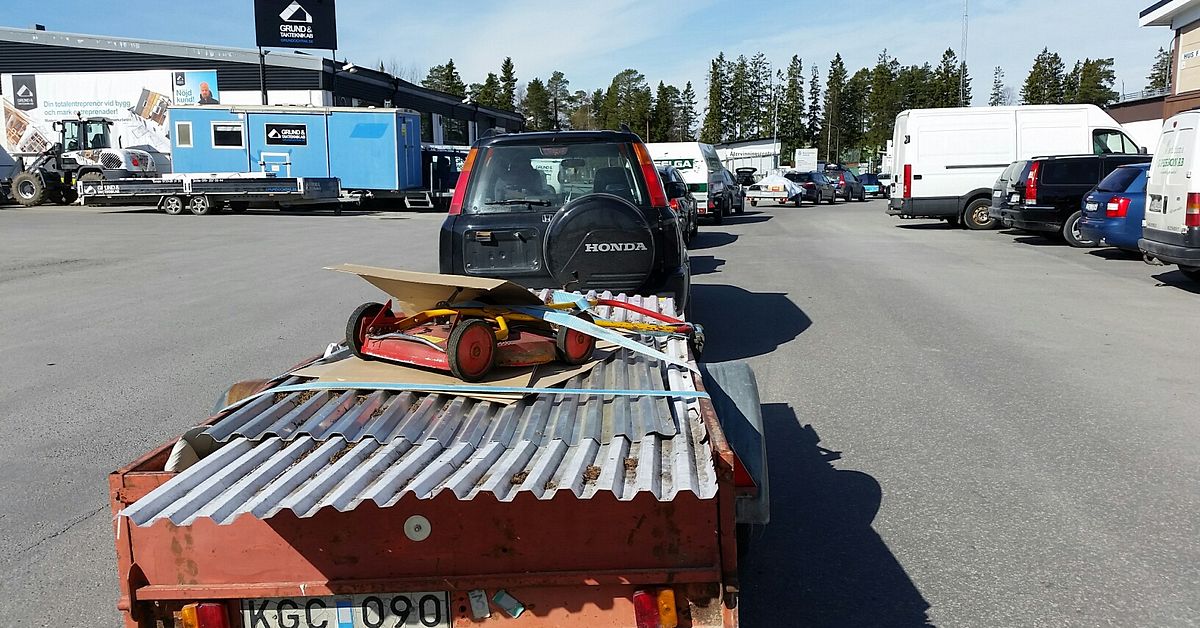 Låååång kö till tippen | SVT Nyheter