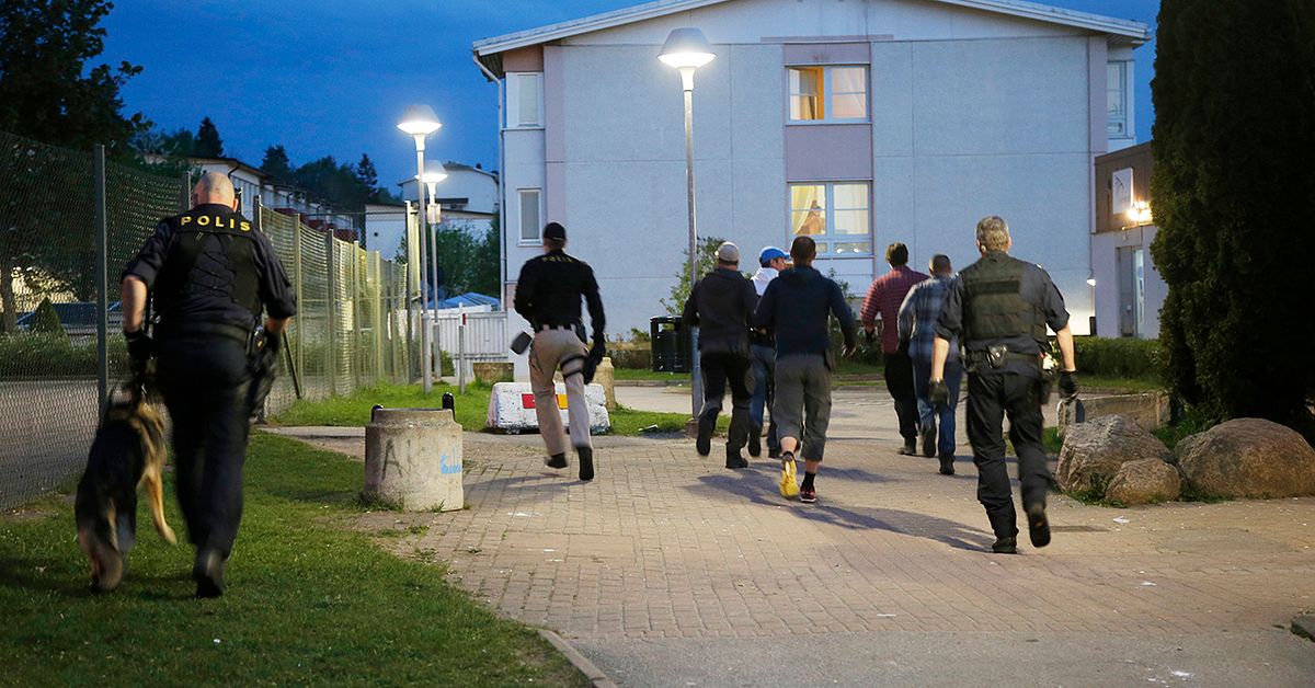 Polis knivskuren i Borås – attackerades av gäng | SVT Nyheter
