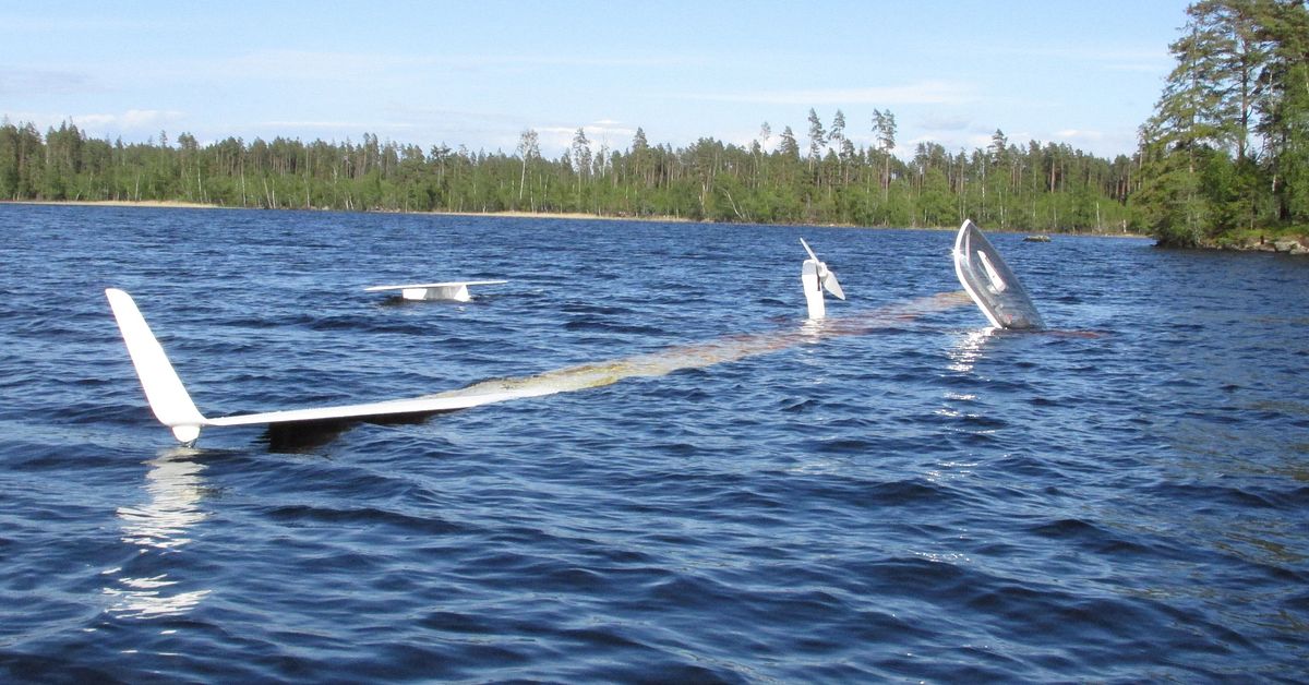Segelflygplan bärgat efter nödlandning på sjö | SVT Nyheter