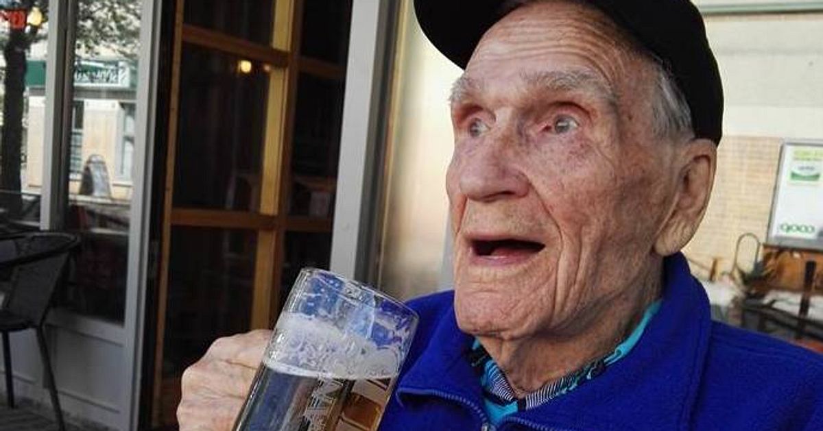 Alfred, 93, valde bort bingo och tog en öl i stället | SVT Nyheter