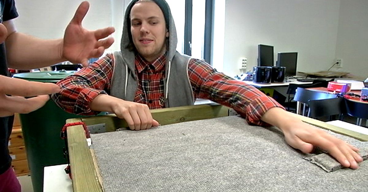 Här kryper han som en zombie | SVT Nyheter