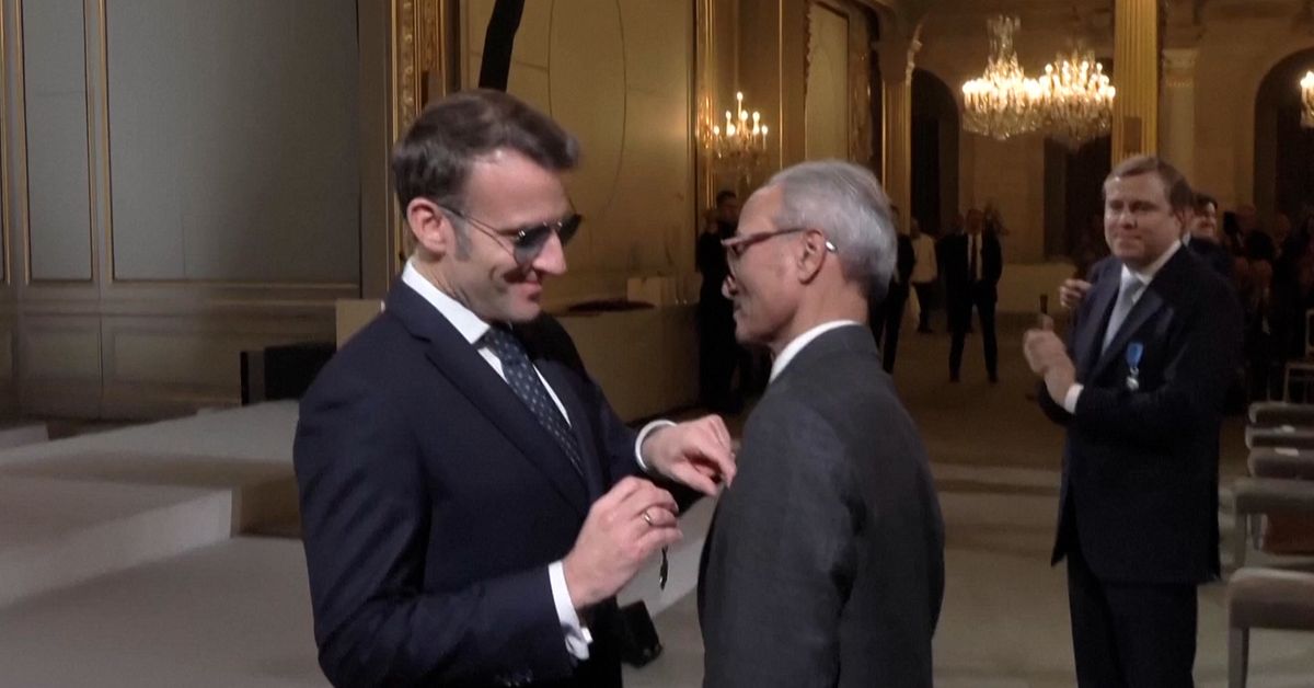 Paris siste kolportör Ali Akbar blir riddare – hedras av Macron | SVT ...