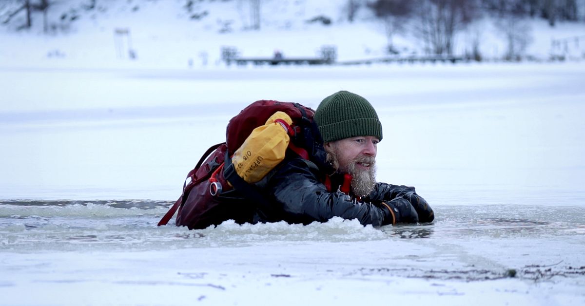 Så gör du om du går genom isen | SVT Nyheter