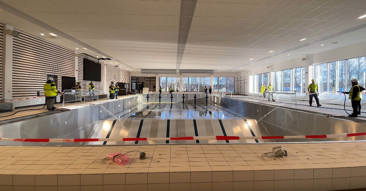 Här fylls bassängen i nya simhallen i Filipstad för första gången | SVT ...