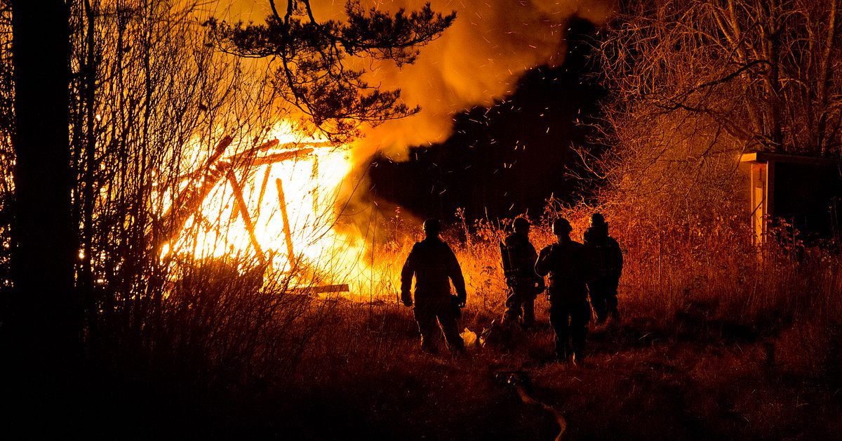 Stuga utanför Järbo totalförstörd i brand | SVT Nyheter