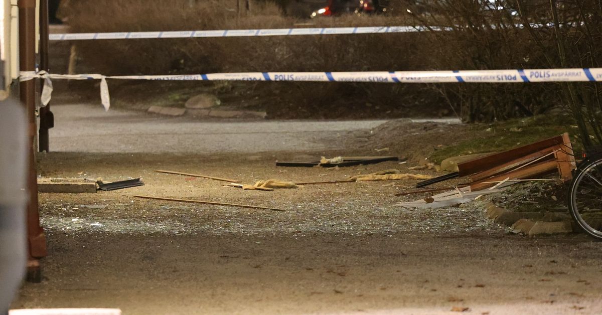 Explosion i flerbostadshus i Farsta – fem skadade | SVT Nyheter