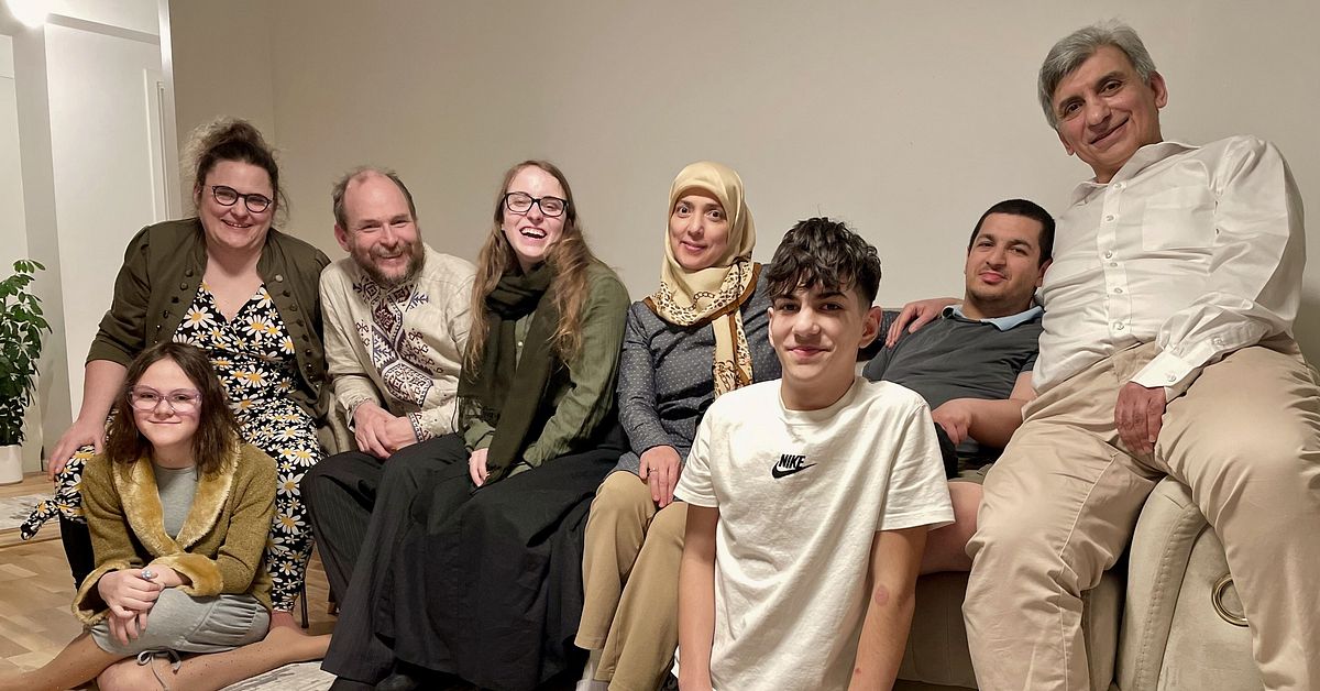 Här äter familjerna iftar ihop – första gången de träffas: ”Vill vidga ...